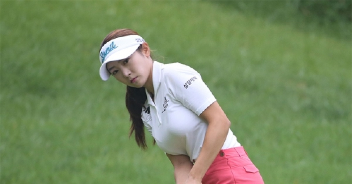 조심스럽게 퍼트 하는 안소현 프로 [KLPGA BC카드·한경 레이디스컵]