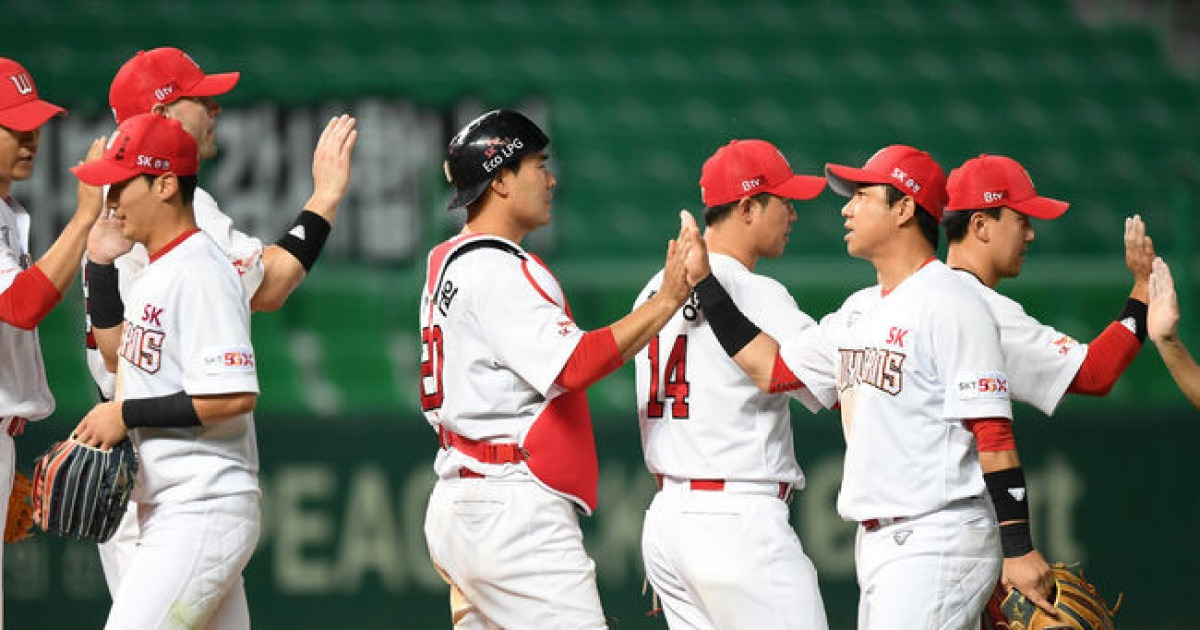 SK,'KBO 8번째 팀 1400승 달성' [사진]