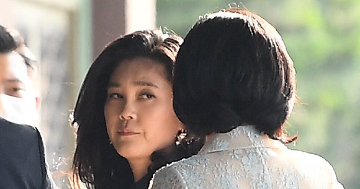[tf포토] 서민정 약혼식 참석하는 이부진 홍라희