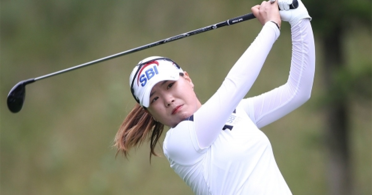 단독 1위로 도약한 이소미 프로 [KLPGA BC카드·한경 레이디스컵]