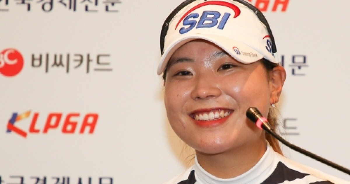 '준우승만 3번' 이소미, 단독1위로 첫 우승 시동 [KLPGA BC카드·한경 레이디스컵]