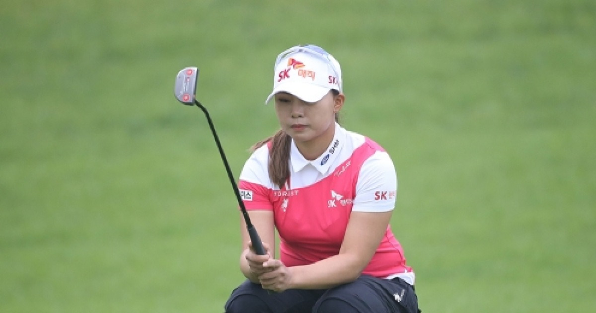 퍼팅 라인을 살피는 김지영2 프로 [KLPGA BC카드·한경 레이디스컵]