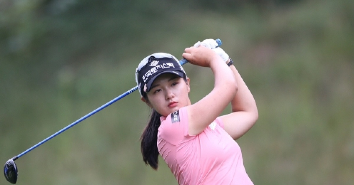 신중한 표정으로 공을 바라보는 박현경 프로 [KLPGA BC카드·한경 레이디스컵]