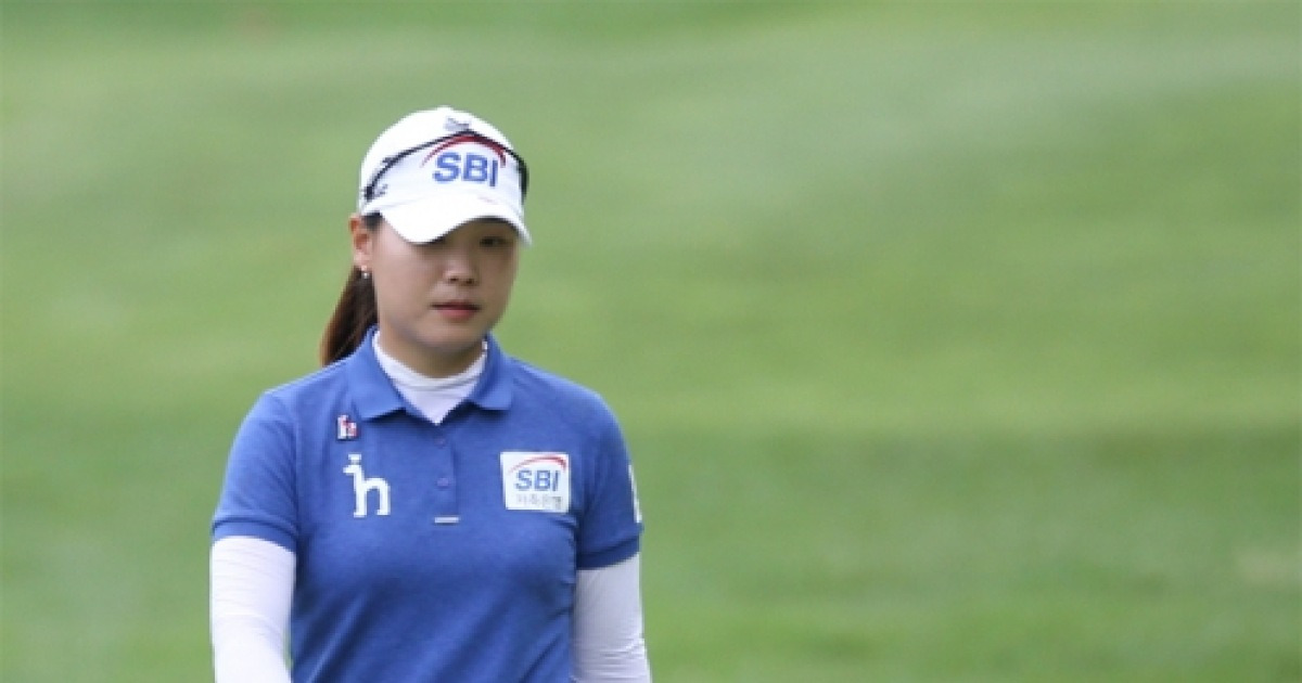 버디 퍼트에 성공한 이소미 프로 [KLPGA BC카드·한경 레이디스컵]