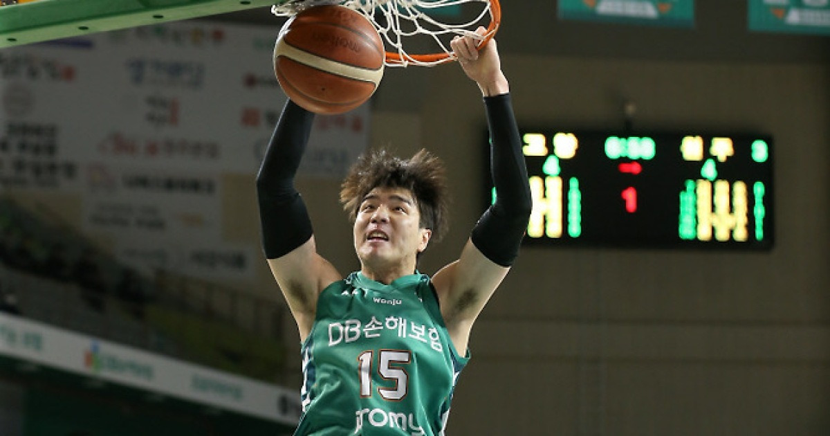 김종규 2년 연속 KBL 연봉킹..7억 1000만원에 사인