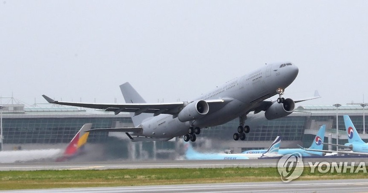 이륙하는 KC-330 시그너스