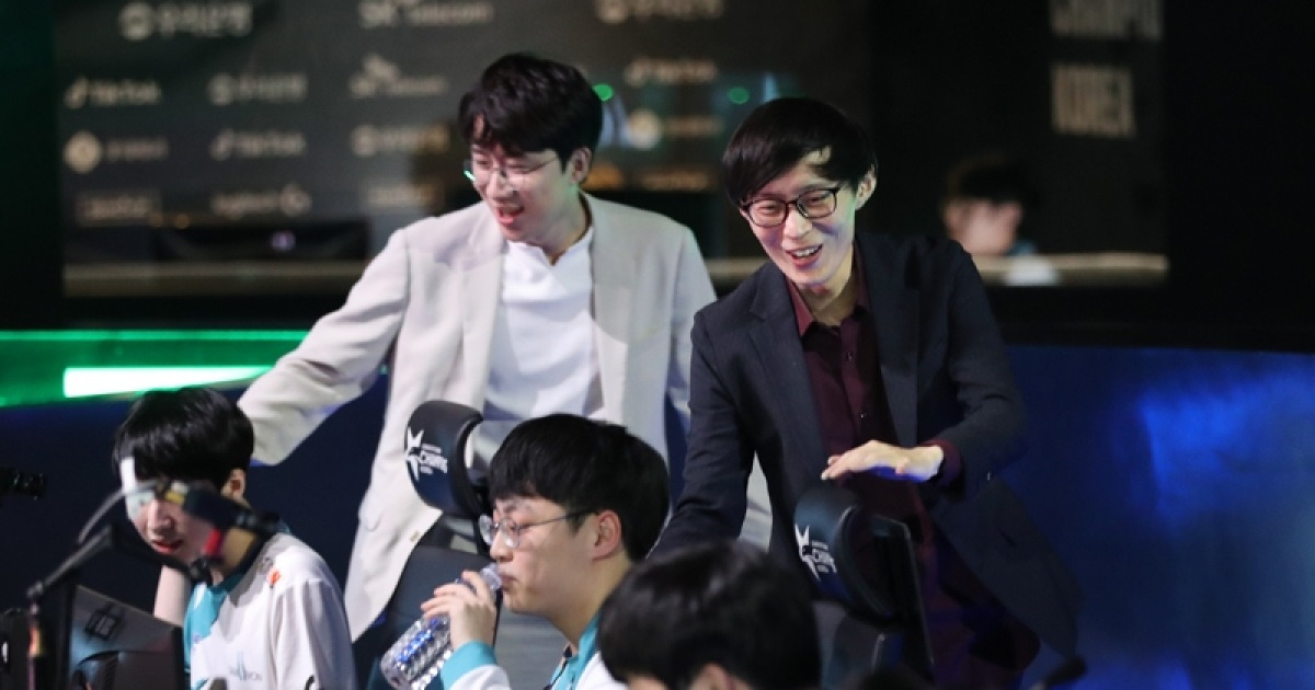 [포토] T1전 승리에 활짝 웃는 이재민 담원 감독