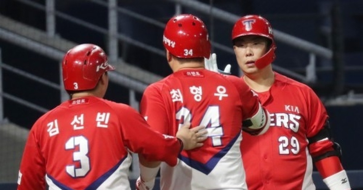 KIA, 리그 선두 NC 8-2 꺾고 3연승..최형우 투런포 작렬
