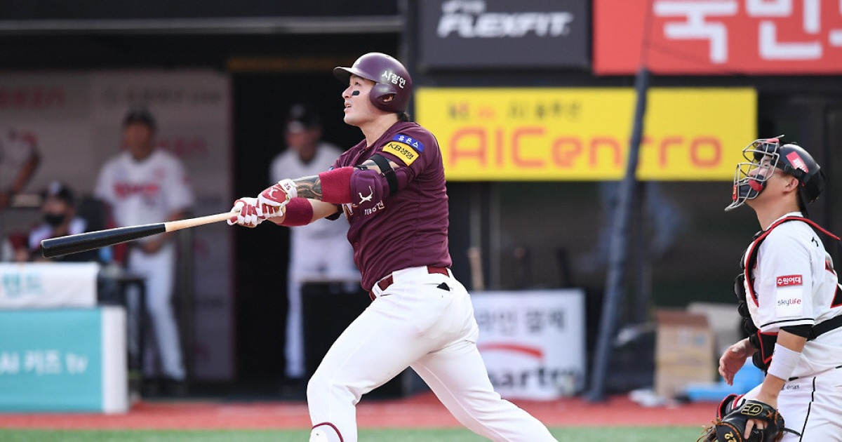 [포토] 박병호 '힘찬 스윙으로 KBO리그 300홈런 달성'