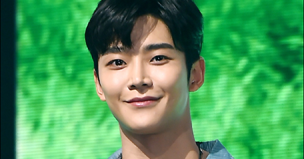 [MD포토] SF9 로운, '미소도 잘생겼죠?'