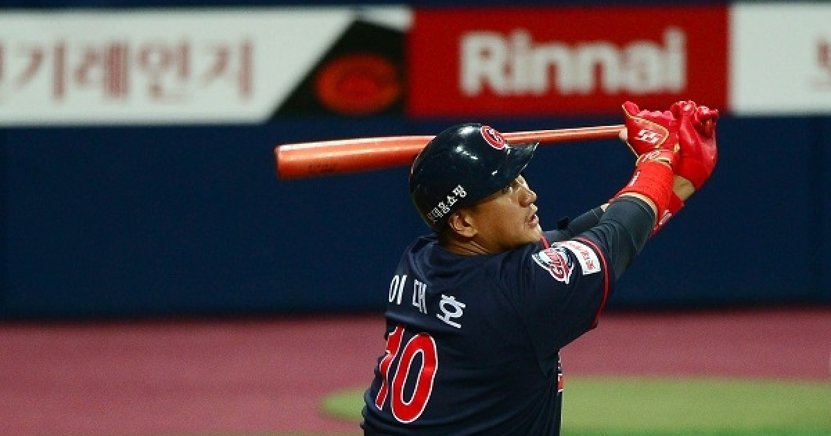 롯데 이대호, 팀 최초 12시즌 연속 두 자릿 수 홈런..KBO 9번째