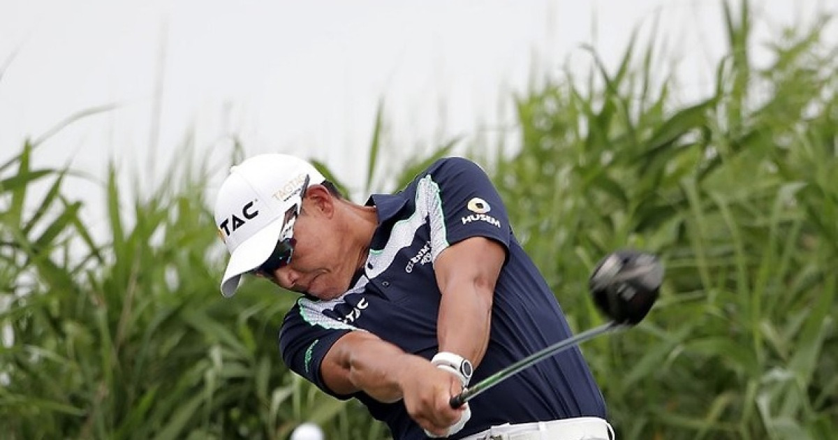 티샷하는 김봉섭