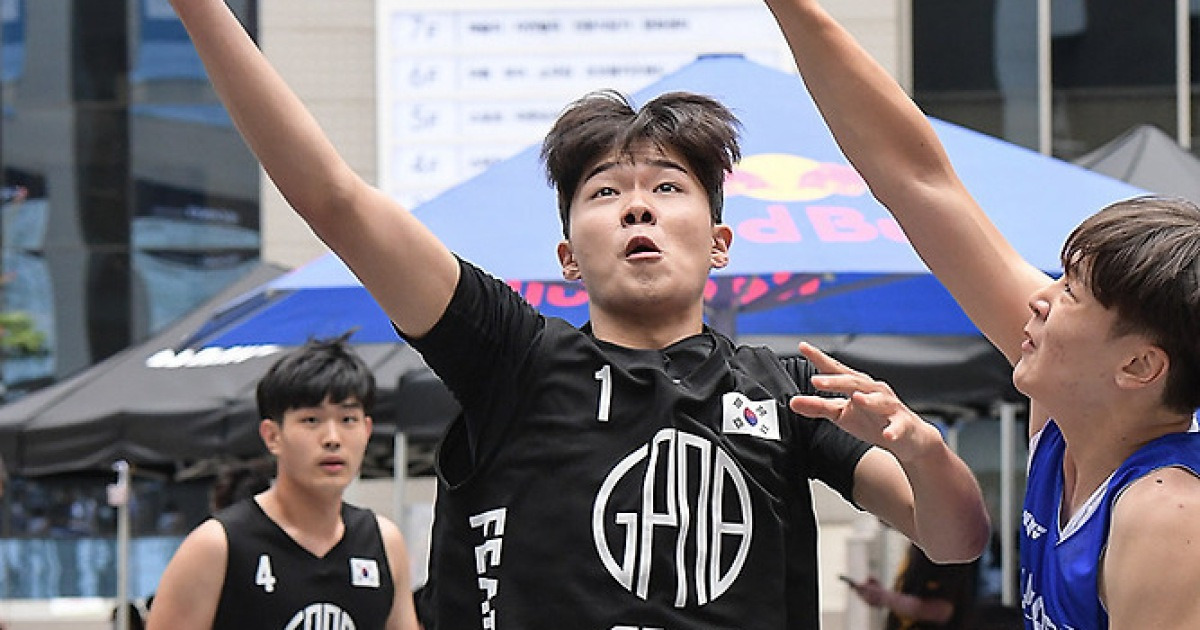 [JB포토] 골밑에서 슛 시도하는 U18 GPNB