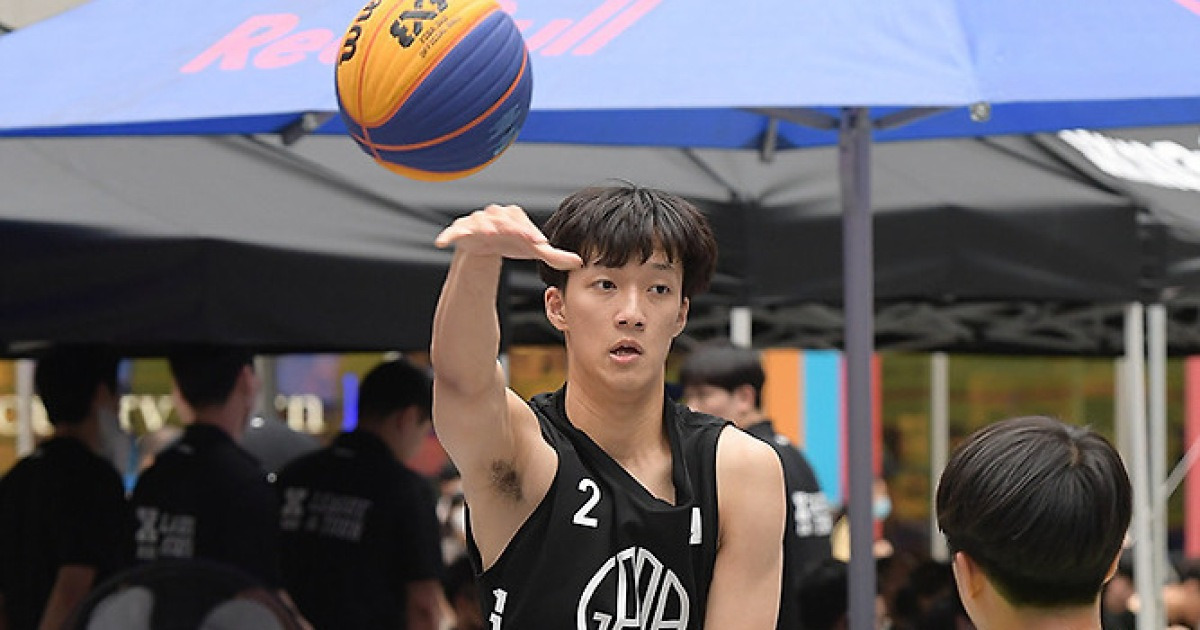 [JB포토] 골밑으로 패스를 넣는 U18 GPNB