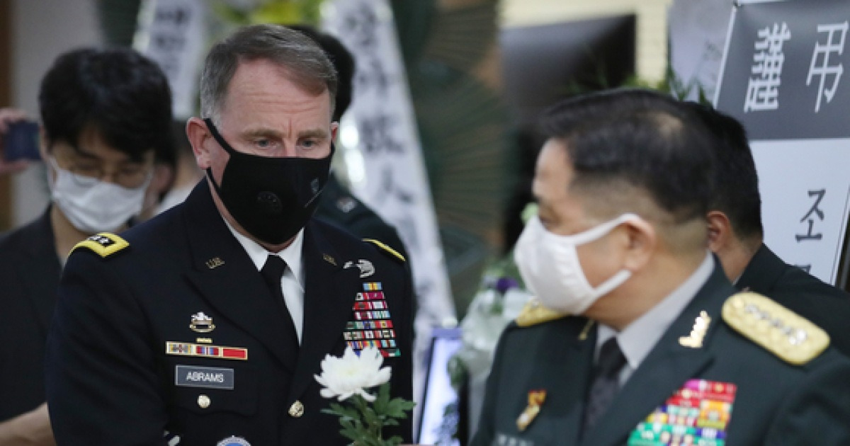 Military officials honor late General Paik Sun-yup