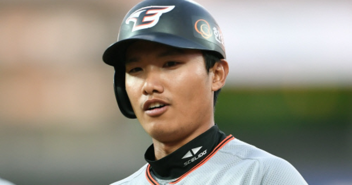 [포토]한화 김지수, KT 선발 김민수 상대 2타점 적시타