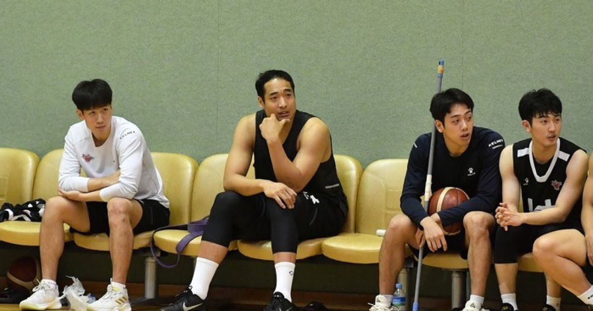 [JB포토] 연습경기를 관전하는 KT 김현민