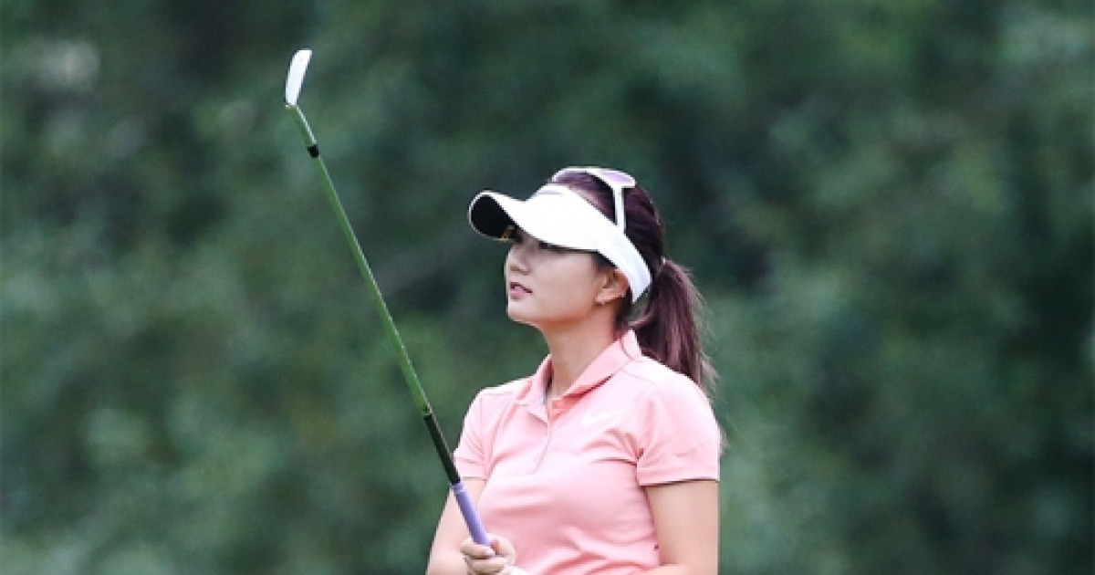 아이언 샷을 날리는 박소혜 프로 [KLPGA 대유위니아·MBN 여자오픈]