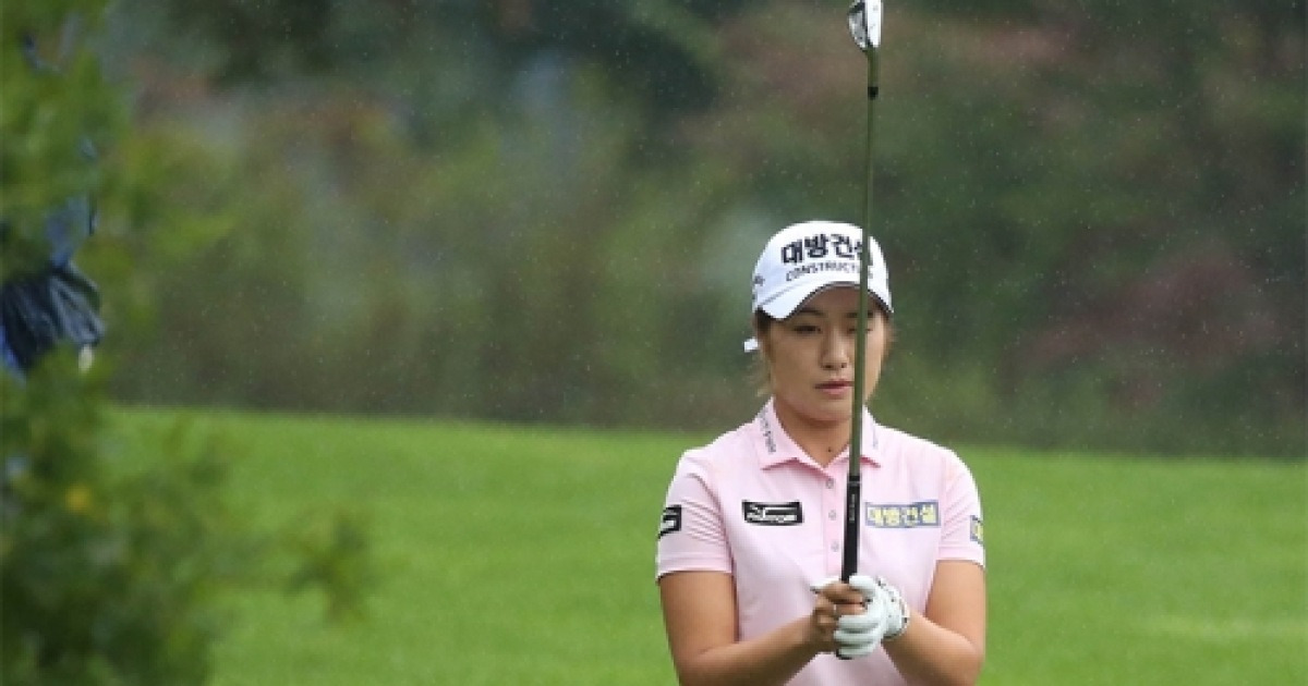 러프에서 아이언샷을 시도하는 이정은6 [KLPGA 대유위니아·MBN 여자오픈]