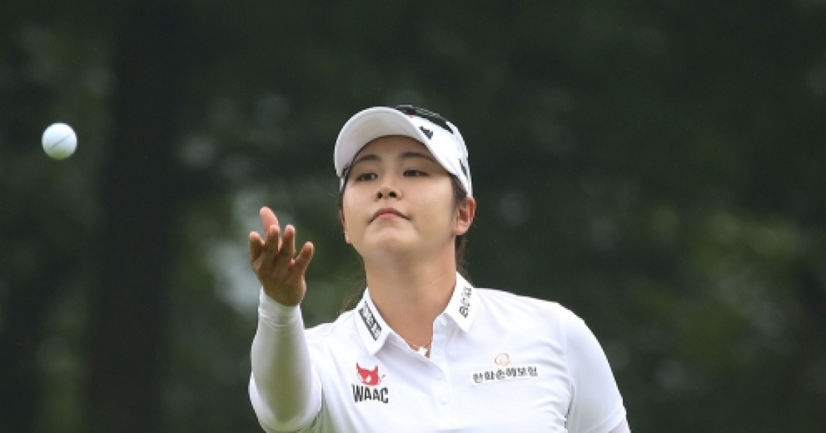 캐디에게 공을 건네는 김지현 프로 [KLPGA 대유위니아·MBN 여자오픈]