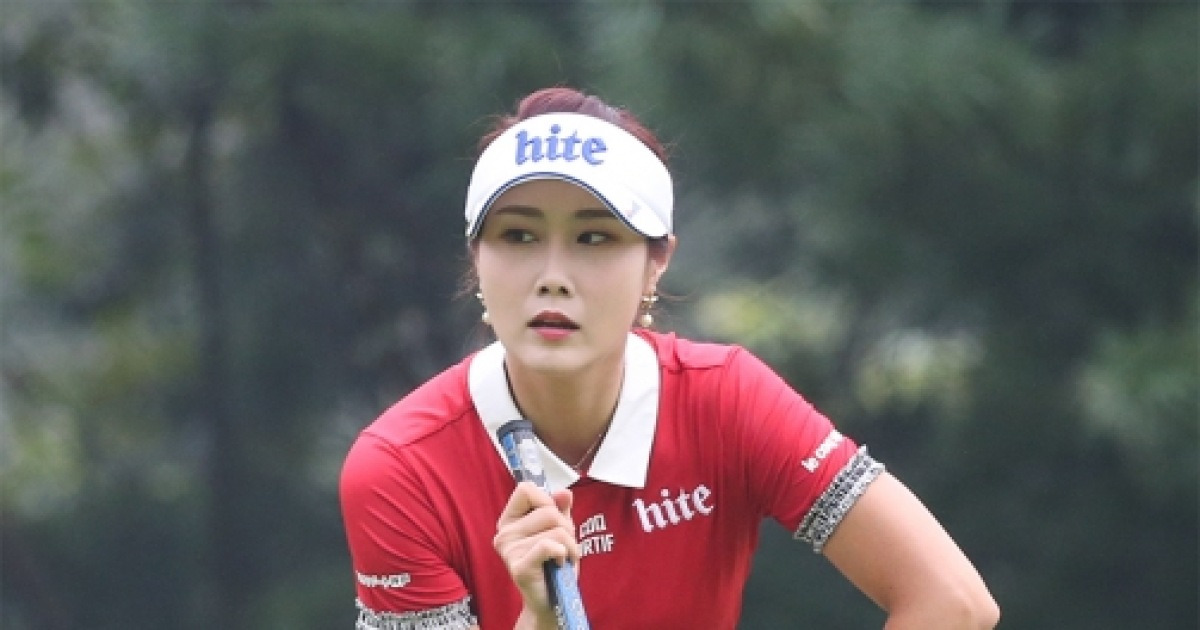 그린을 살피는 '초대 챔피언' 김하늘 프로 [KLPGA 대유위니아·MBN 여자오픈]