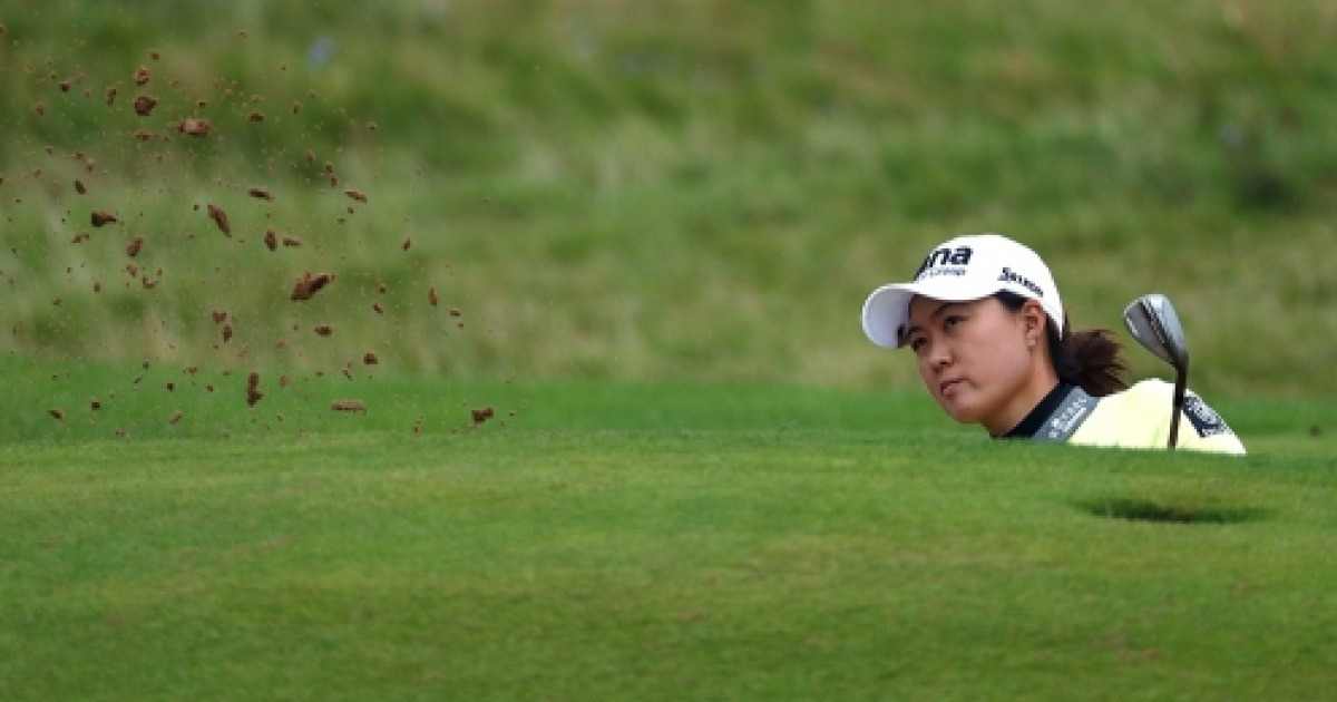 깊은 벙커에서 샷을 시도하는 이민지 프로 [LPGA AIG여자오픈]