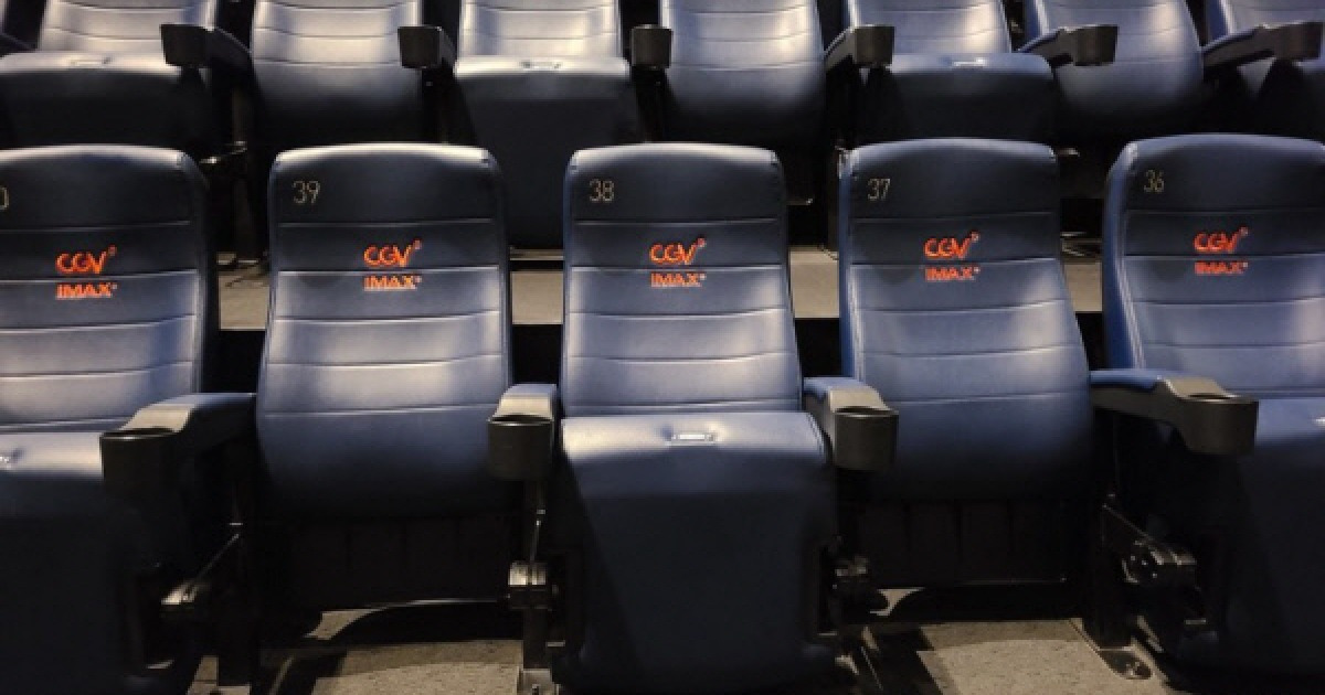 CJ CGV 용산 아이맥스관, 코로나 거리두기 방역 위해 아예 의자까지 뺐다