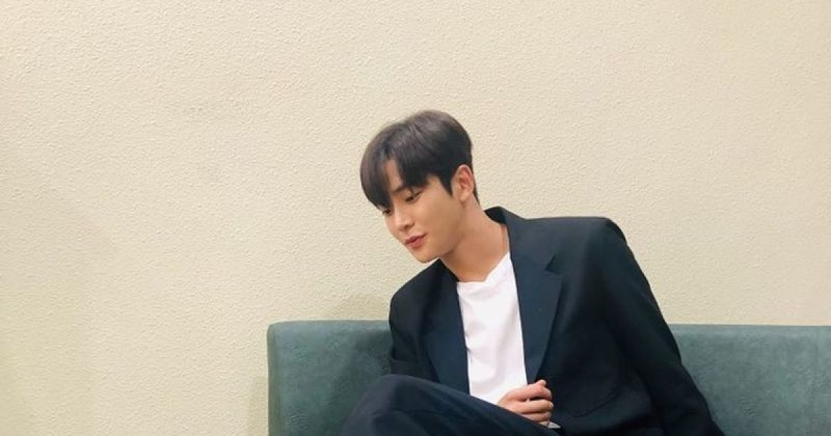 SF9 로운, 명품 운동화보다 빛난 잘생김 '일상이 화보'[SNS★컷]