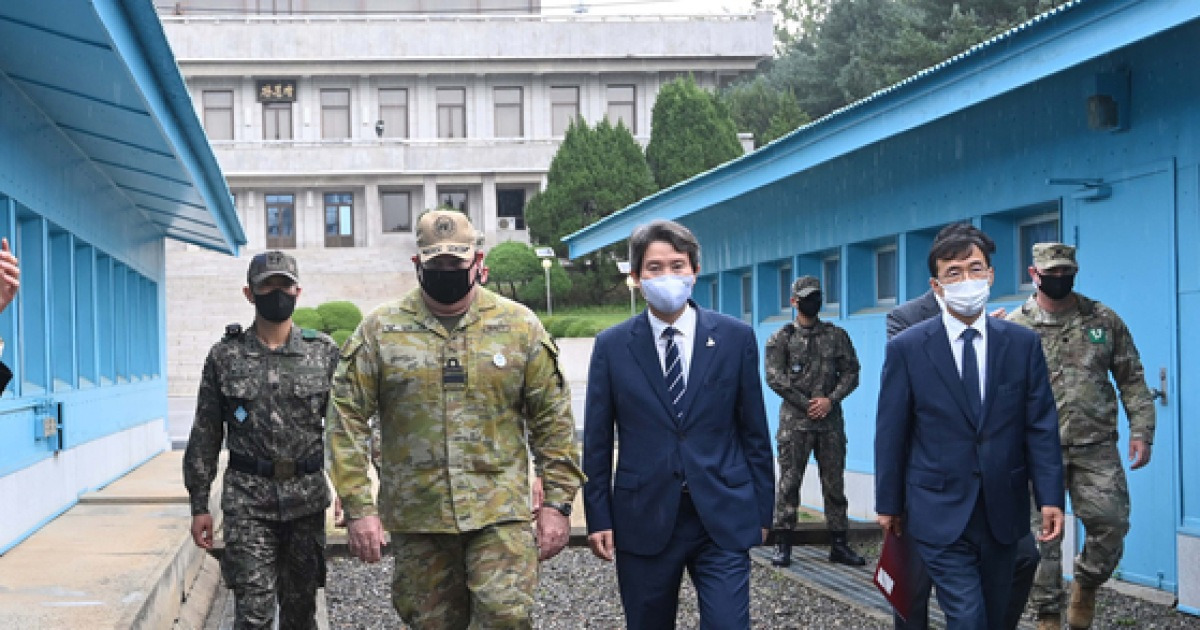 In first DMZ visit, unification minister praises Comprehensive Military Agreement