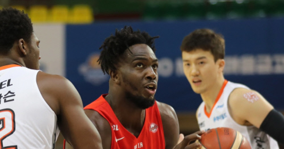 '자밀 워니 30점' SK, DB 잡고 KBL컵대회 4강 진출