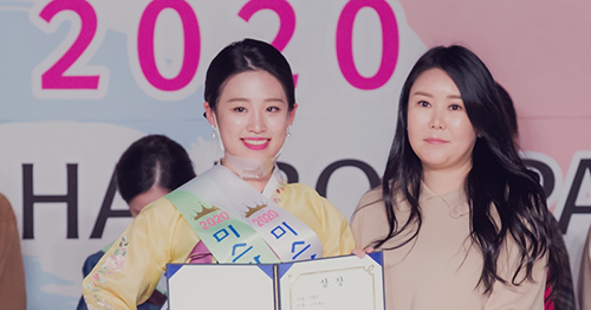 [bnt포토] '2020 미스미시즈 한복선발대회'에서 기념촬영 중인 한류상 이초원