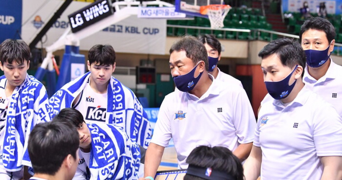 [20 KBL 컵대회] '완패의 충격' 전창진 감독 "캄캄한 동굴 속에 갇힌 것 같다"