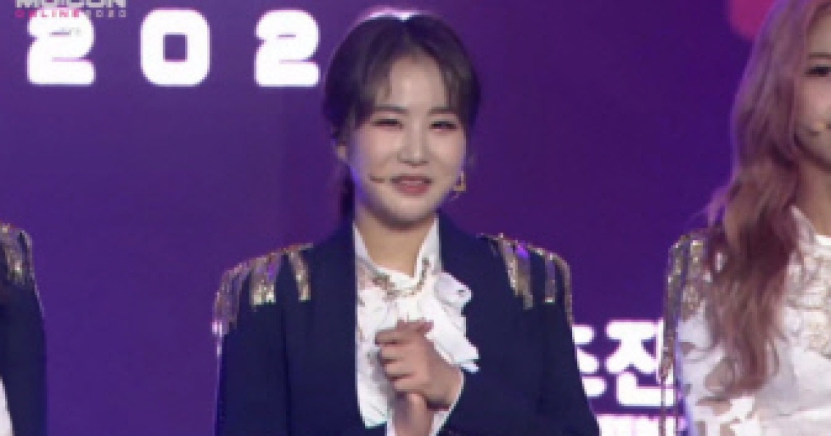 걸그룹 써드아이(3YE) '뮤콘 온라인 2020' 무대 장식