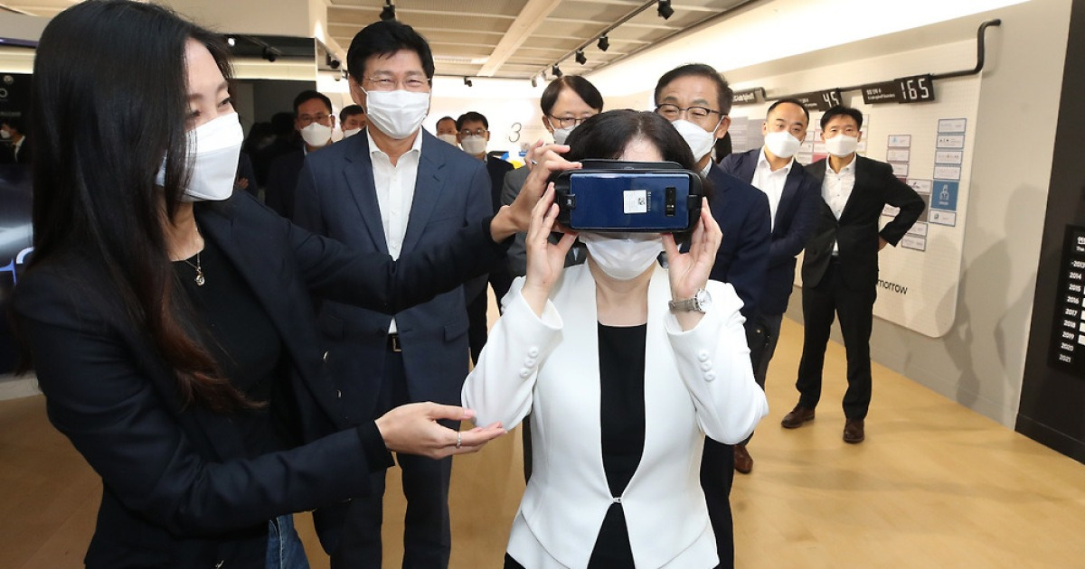 [Photo News] FTC chief visits Samsung