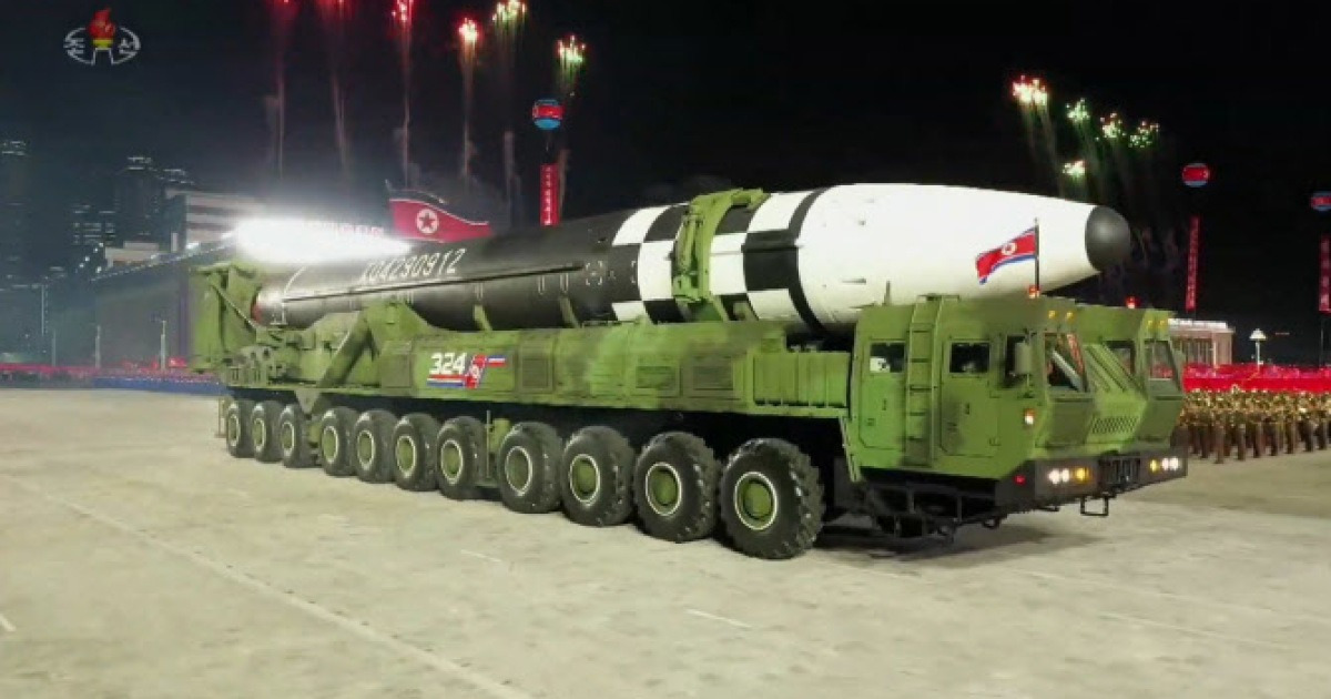 북한 열병식, 더 커진 신형 ICBM 공개 '사거리 확장 추정'