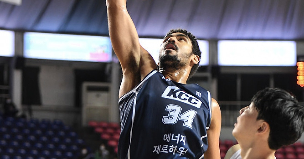 '데이비스 38P 17R 맹폭' KCC, SK 맹추격 돌려세우며 시즌 3승