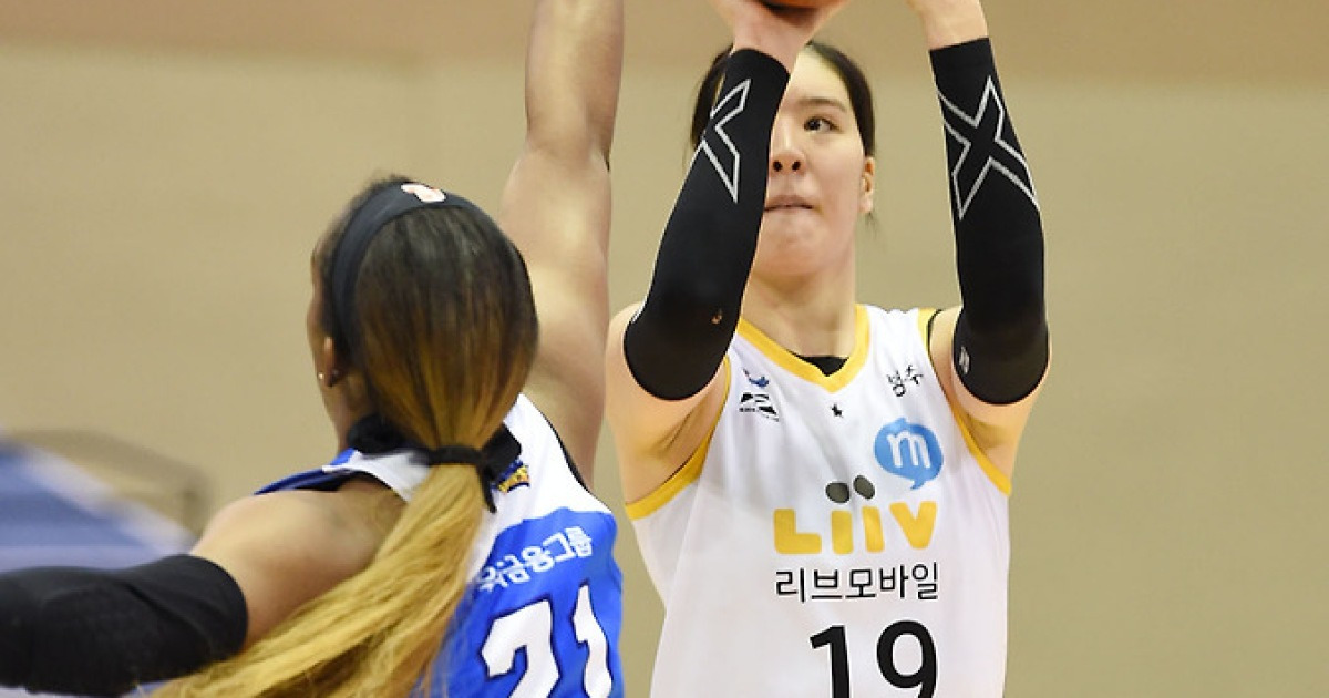 WKBL 1라운드 MVP 박지수, MIP 김소니아