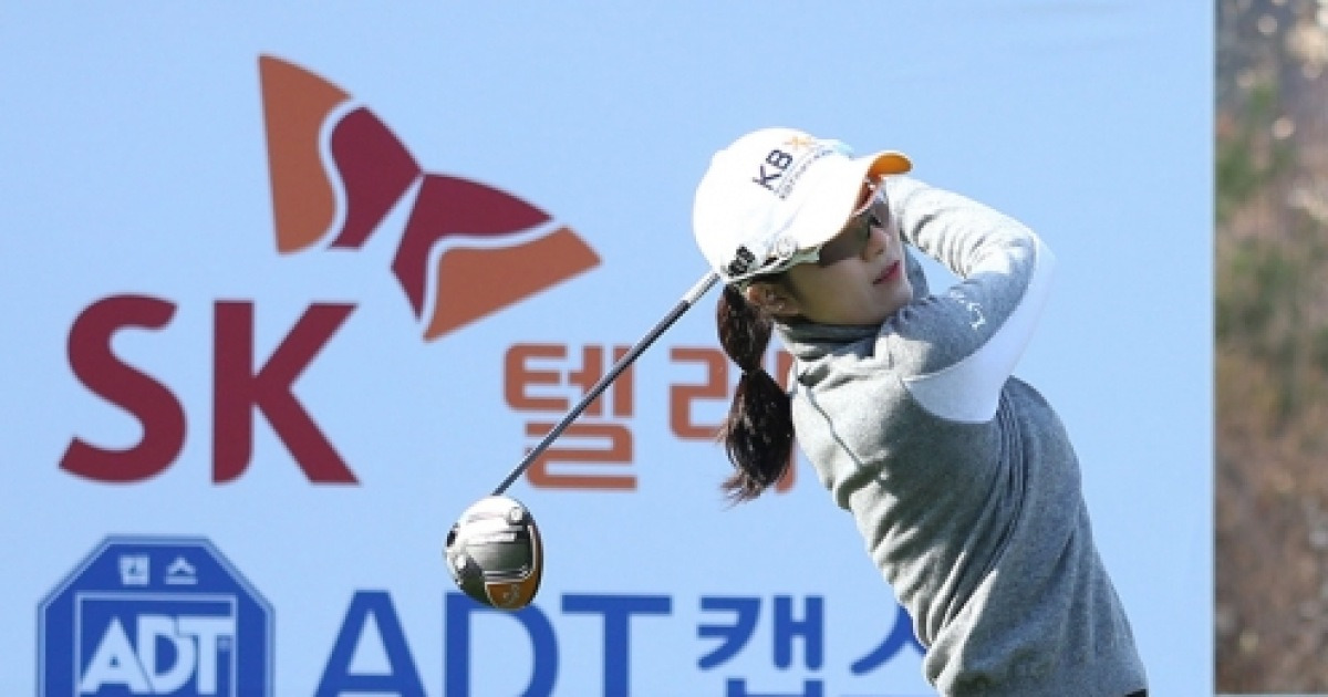 '홀인원+노보기' 안송이, 단독1위로 2연패 시동 [KLPGA SK텔레콤·ADT캡스 챔피언십]