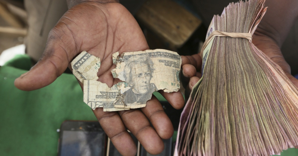 미국 달러, 짐바브웨에선 아무리 낡아도 '귀한 몸'