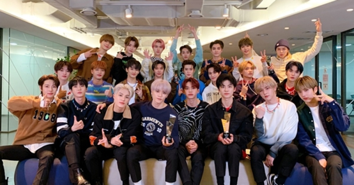 NCT, '2020 AAA' 대상 '올해의 앨범' 수상..4관왕 영예