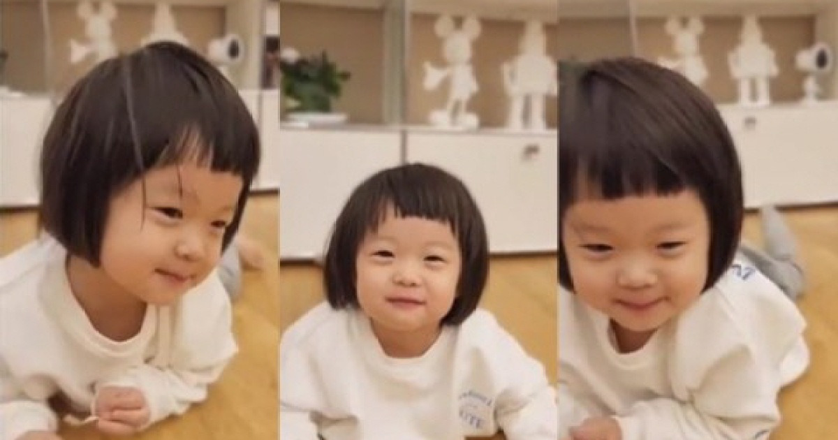 소유진 ♥백종원 붕어빵 막내딸 공개 사진 찍는거 참 좋아하는 꼬맹이