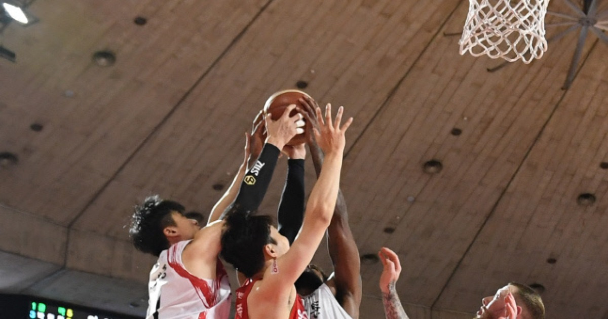 [포토]SK-KGC, 치열한 리바운드 다툼