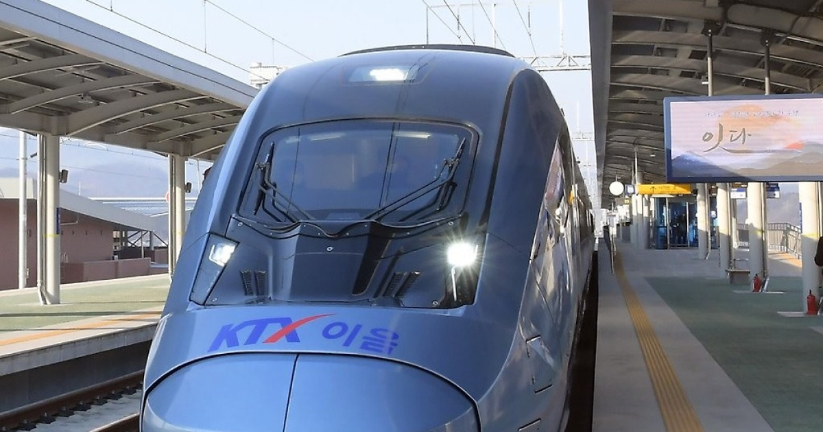 승강장에 도착한 KTX 이음