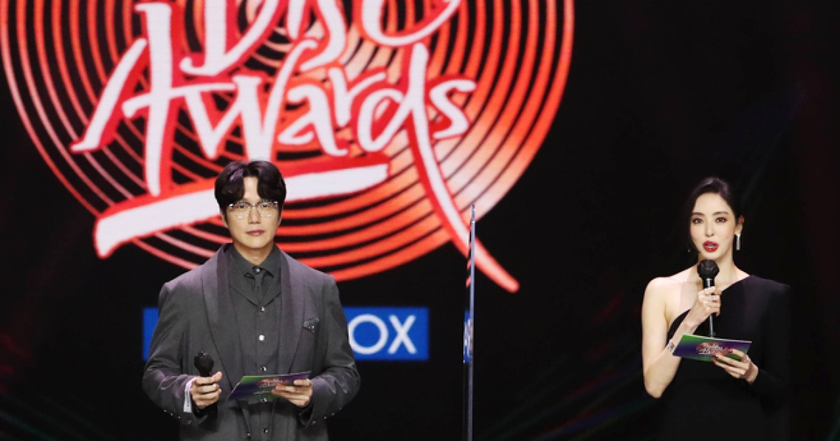 [TD포토] 성시경-이다희 '어마어마한 장신 자랑하는 골든디스크 2MC'