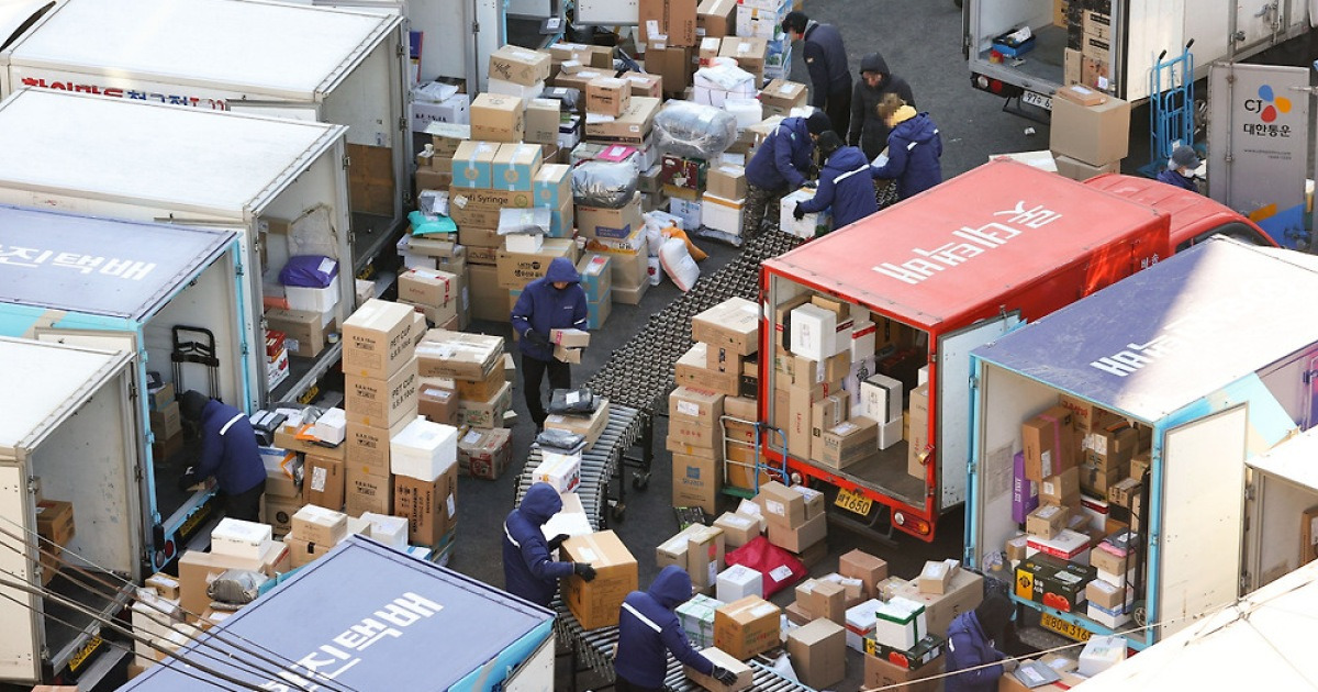 Delivery chaos looms as parcel workers consider full-scale strike ahead ...
