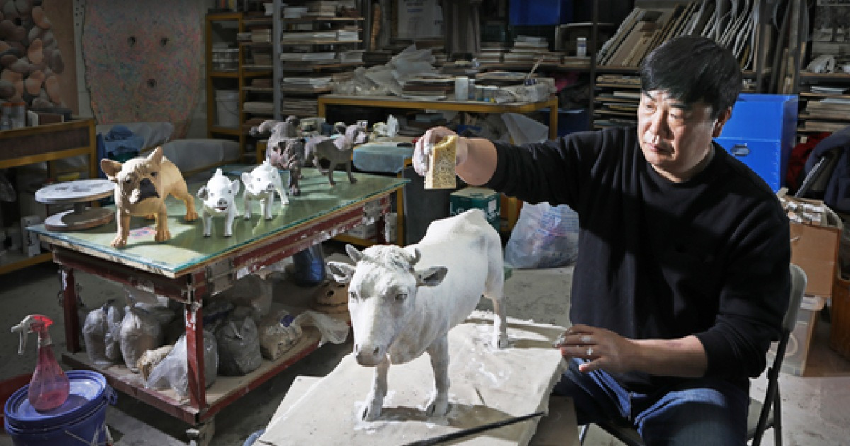 Sculptor Joo Hoo-sik finds inspiration in the Year of the Cow