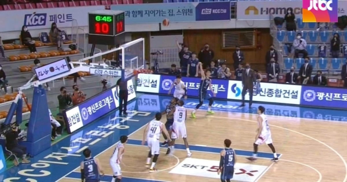 '정창영 18득점' KCC, 접전 끝 KGC 꺾고 선두 질주