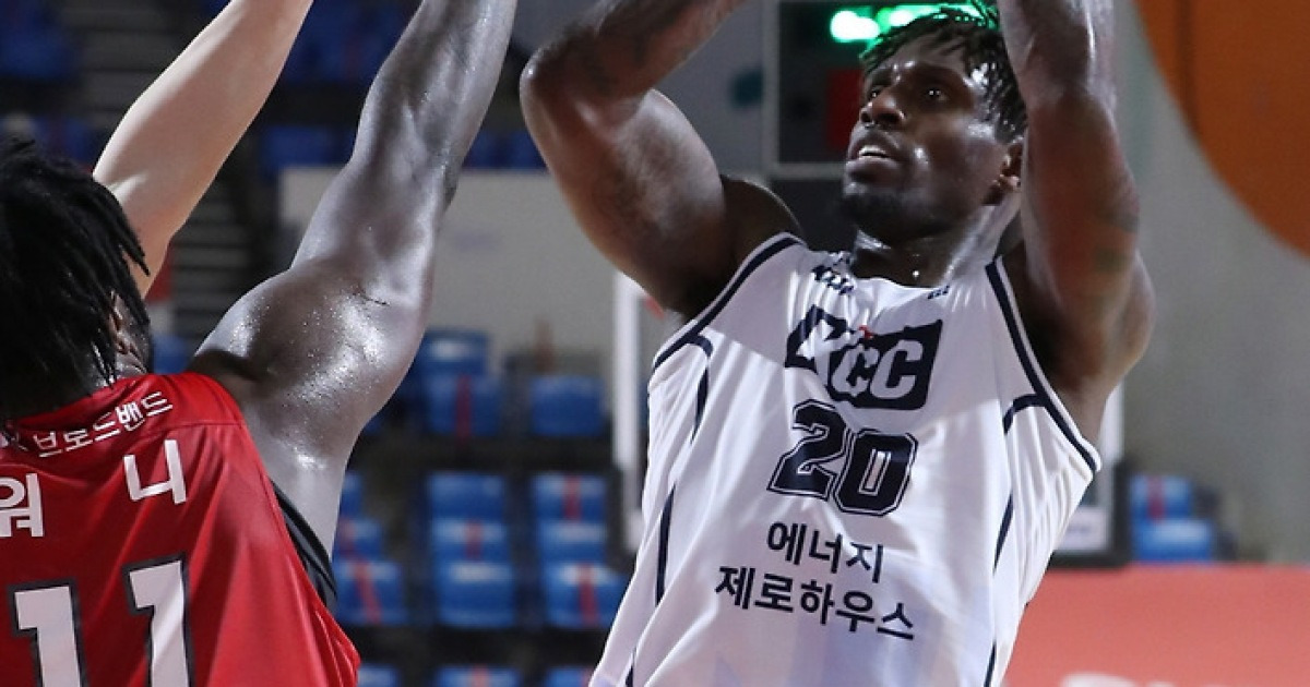 '라건아 27P 11R 8A' KCC, SK에 18점 차 승