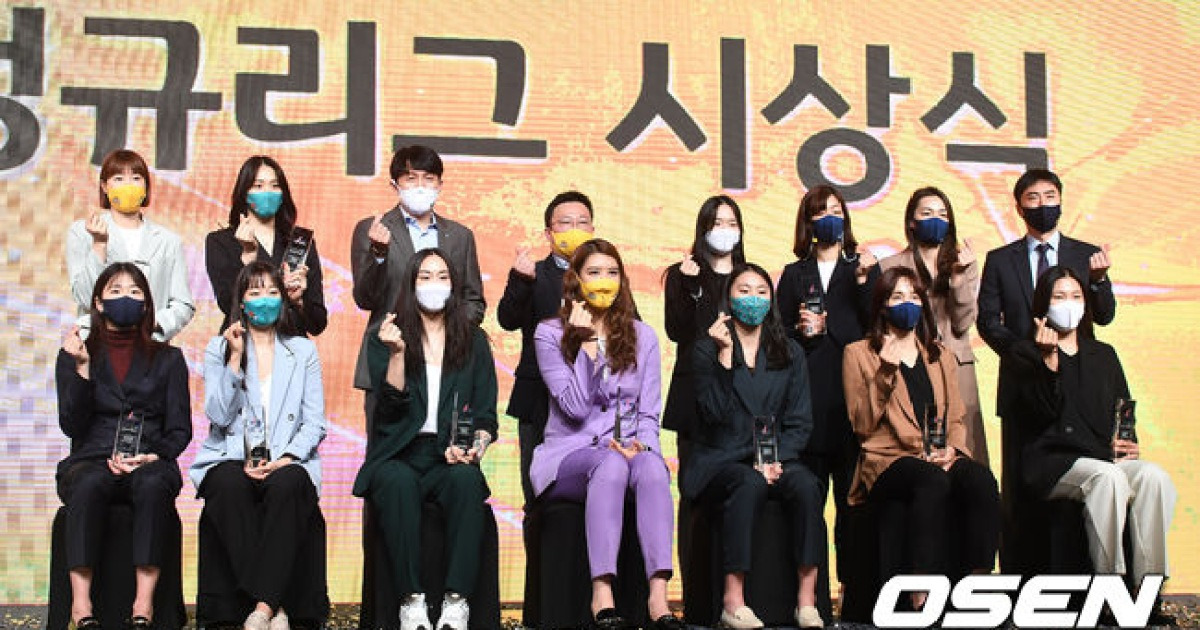 WKBL 20-21시즌 수상자들의 하트 선물 [사진]