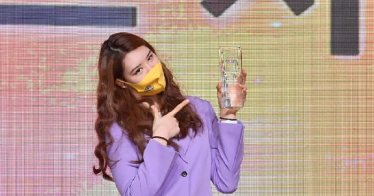 [ST포토] WKBL 시상식 상 휩쓴 KB스타즈 박지수